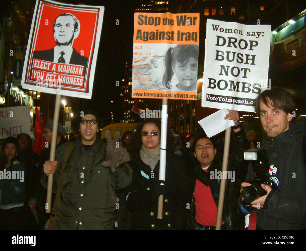 K29677ML .WAR PROTEST AT TIME SQUARE IN NEW YORK New York.3/19/2003 ...