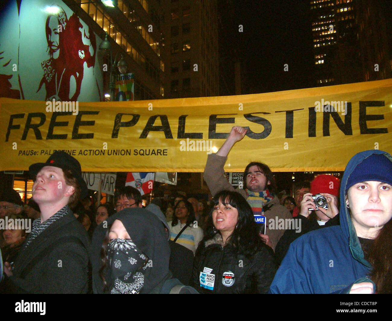 K29677ML .WAR PROTEST AT TIME SQUARE IN NEW YORK New York.3/19/2003 ...
