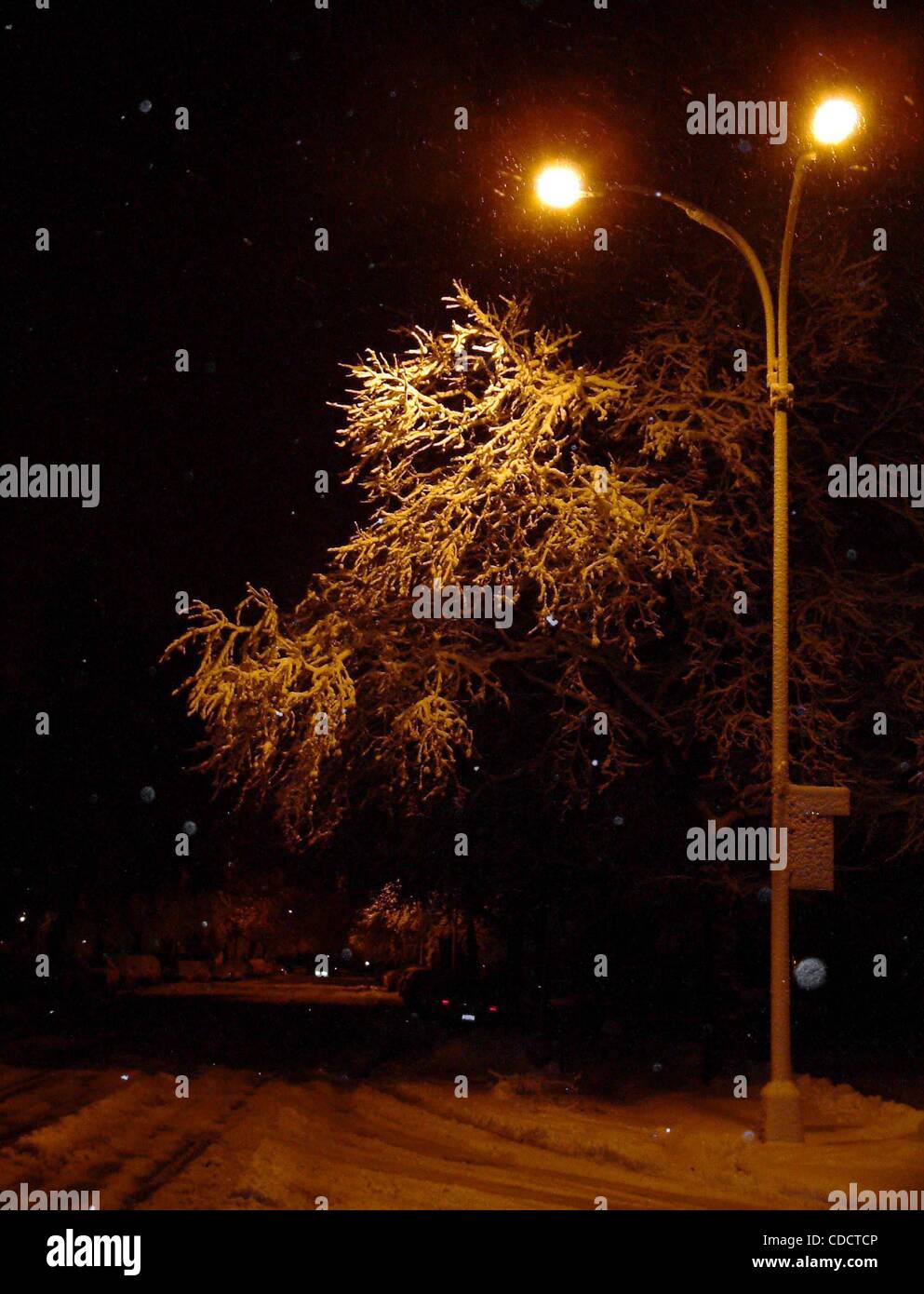 K28293ML SD1225.CHRISTMAS DAY SNOWSTORM .NEW YORK New York, 2002. MITCH ...