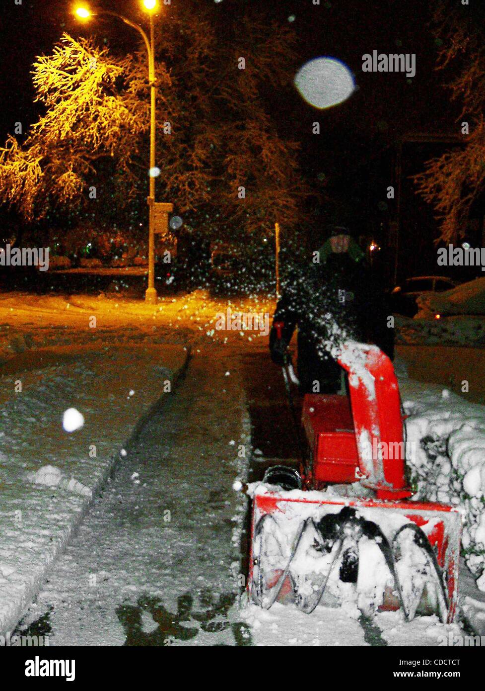 K28293ML SD1225.CHRISTMAS DAY SNOWSTORM .NEW YORK New York, 2002. MITCH ...