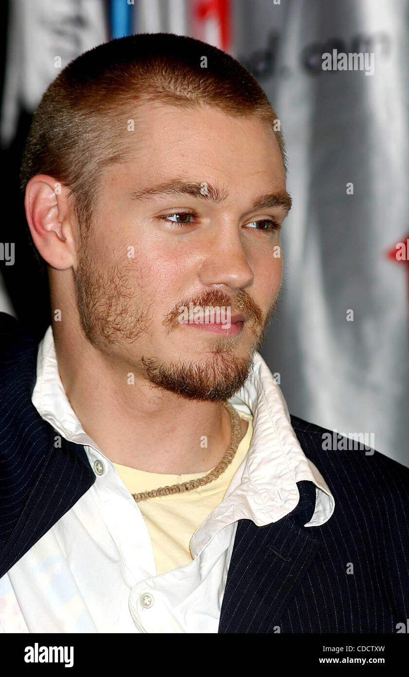 K38359ML.FANS LINE UP TO WIN A CHANCE TO MEET CHAD MICHAEL MURRAY, STAR ...