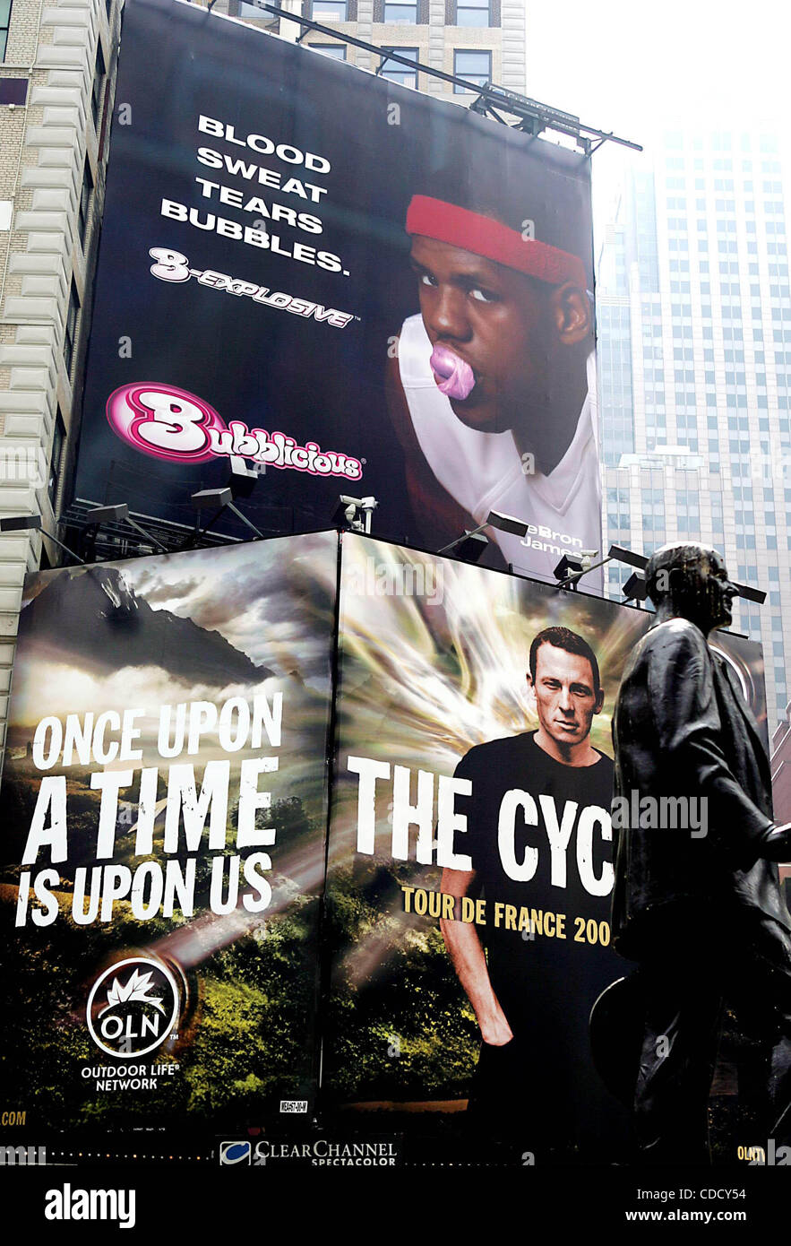 Lebron james rookie 2004 hi-res stock photography and images - Alamy