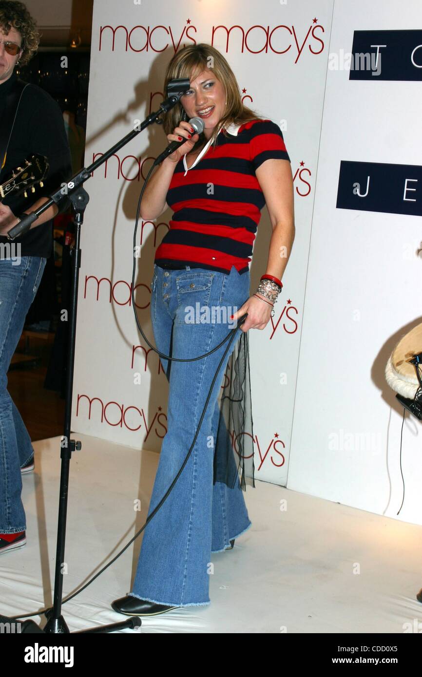 Jan. 1, 2011 - New York, New York, U.S. - K29768RM LUCY WOODWARD ...