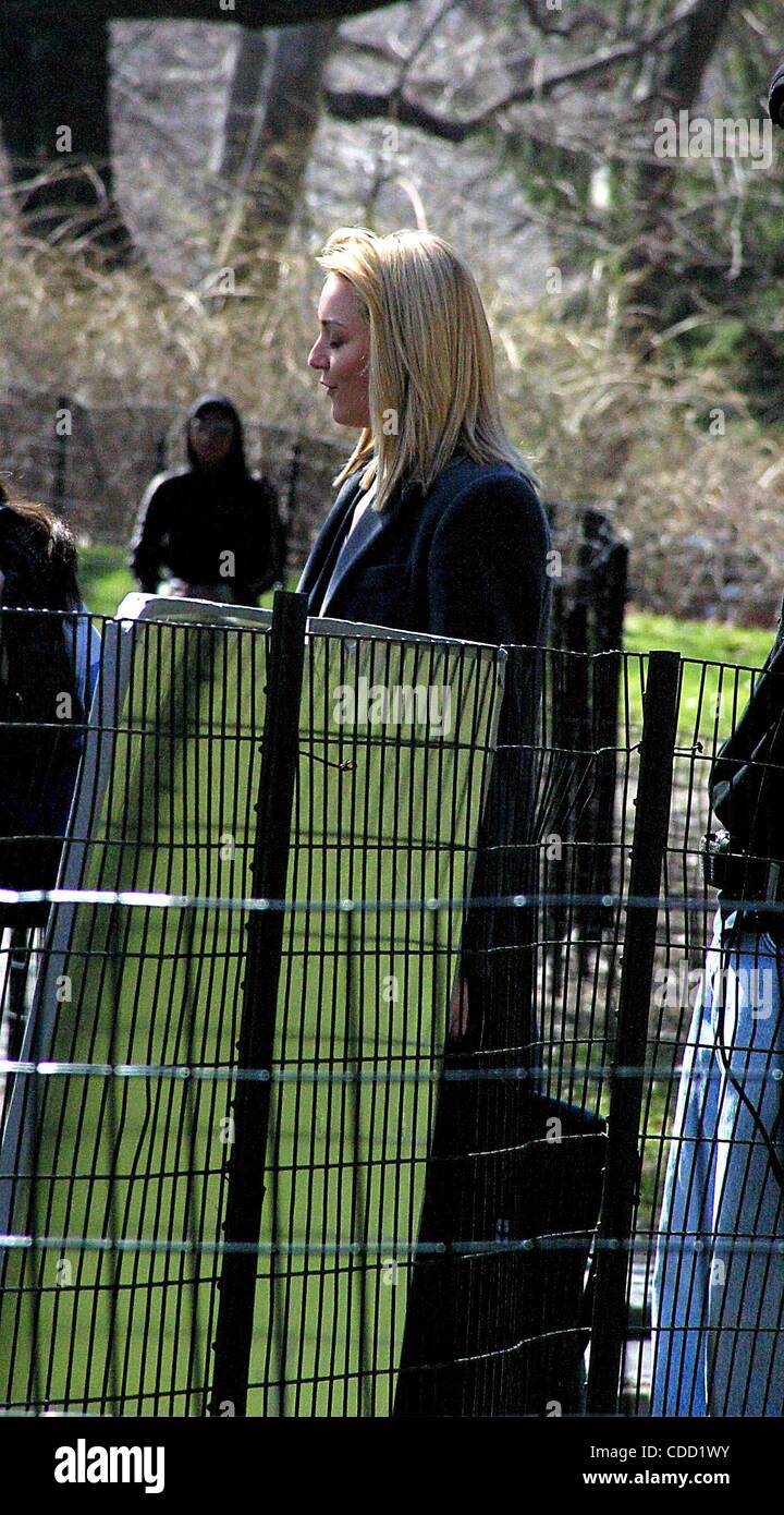 Jan. 1, 2011 - New York, New York, U.S. - K29732RM.ELIZABETH ROHM ON ...