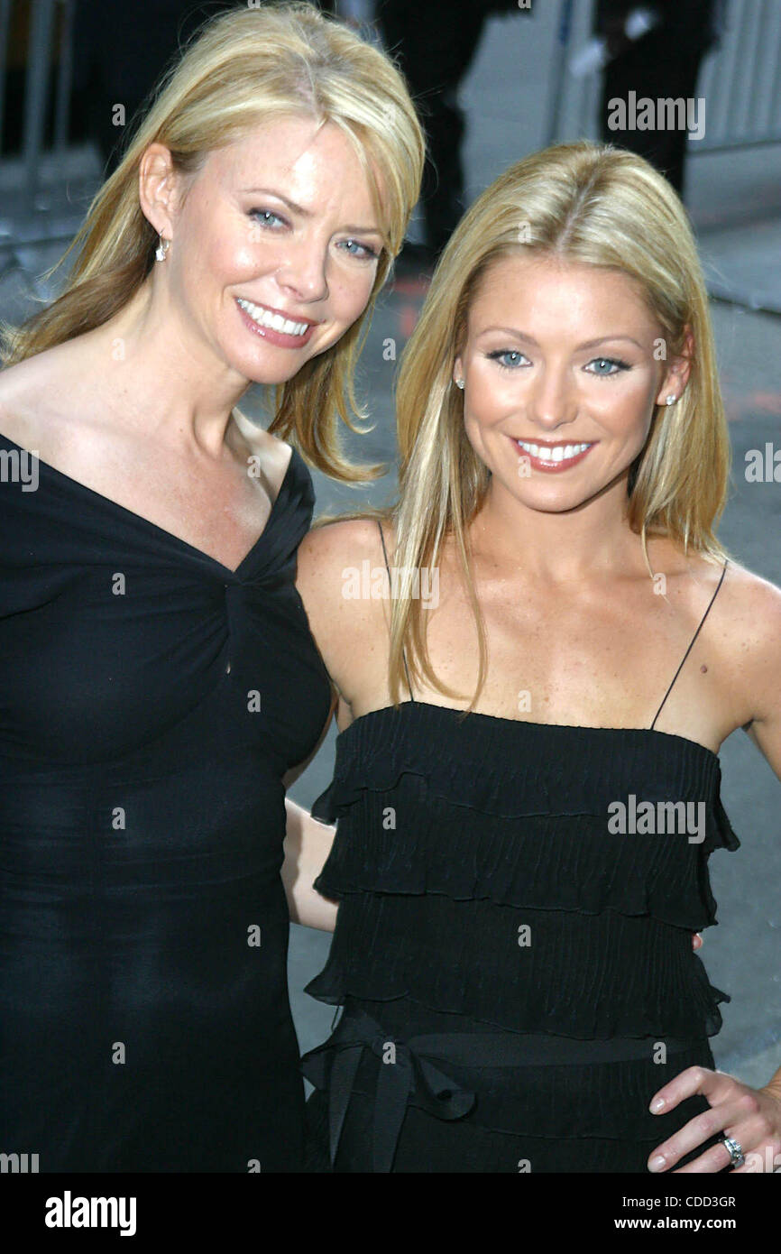 Kelly ripa 2004 hi-res stock photography and images - Alamy
