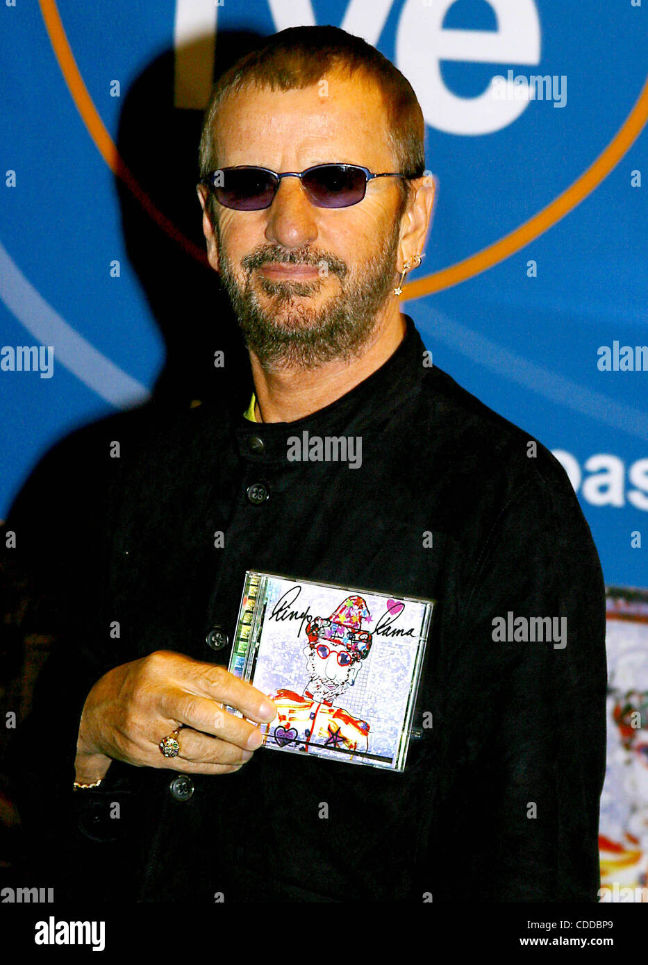 Jan. 1, 2011 - New York, New York, U.S. - K29742RM.RINGO STARR SIGNING ...