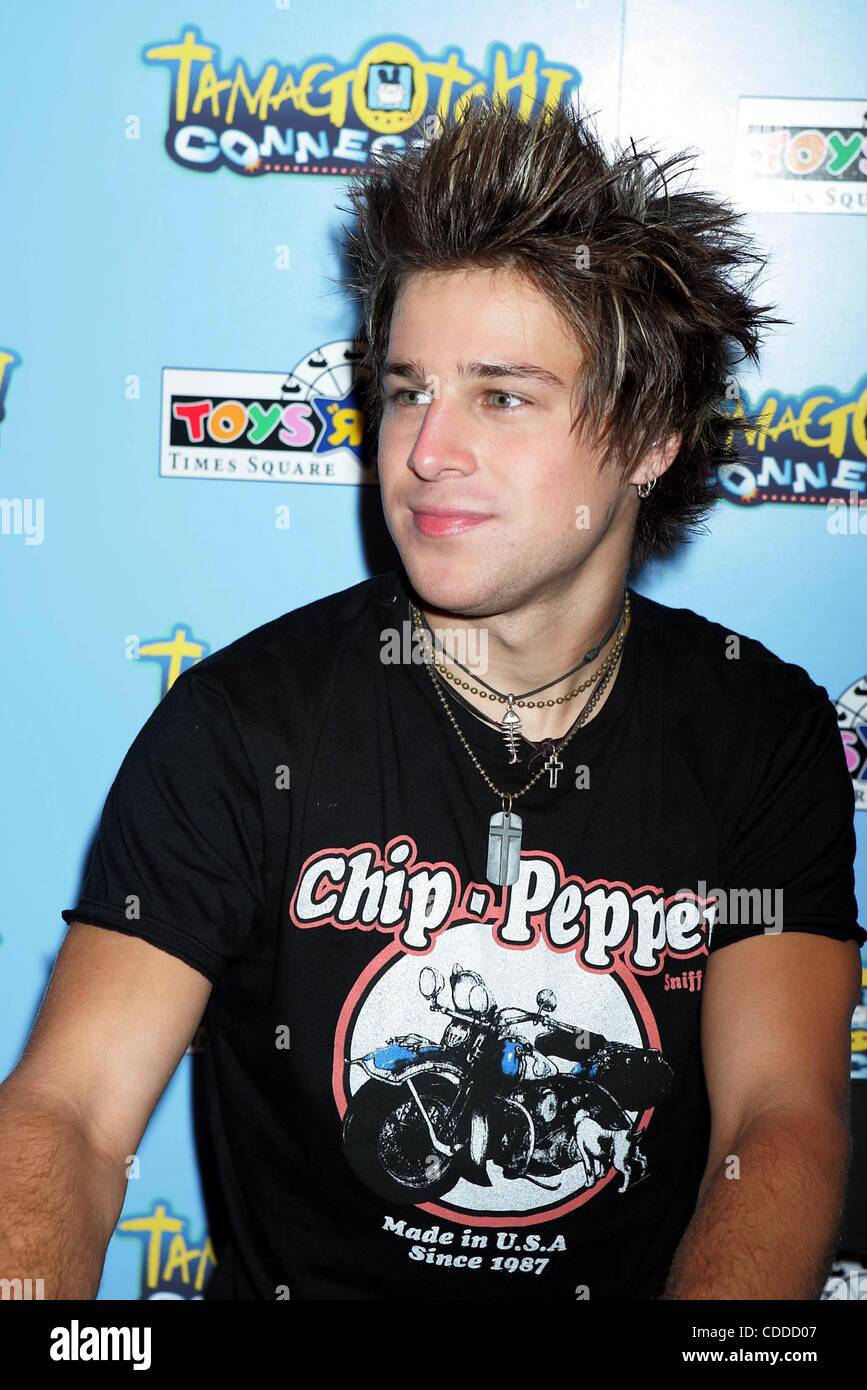 Jan. 1, 2011 - New York, New York, U.S. - K38692RM.RYAN CABRERA ...