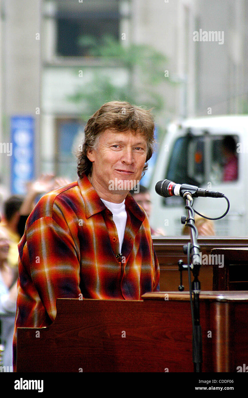 Jan. 1, 2011 - New York, New York, U.S. - K31174RM SD0614.STEVE WINWOOD ...