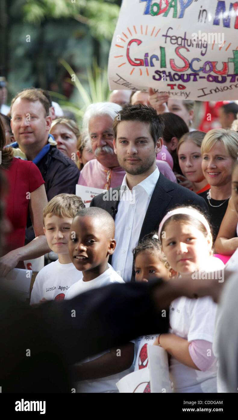 Celebrities at the today show studios hi-res stock photography and ...