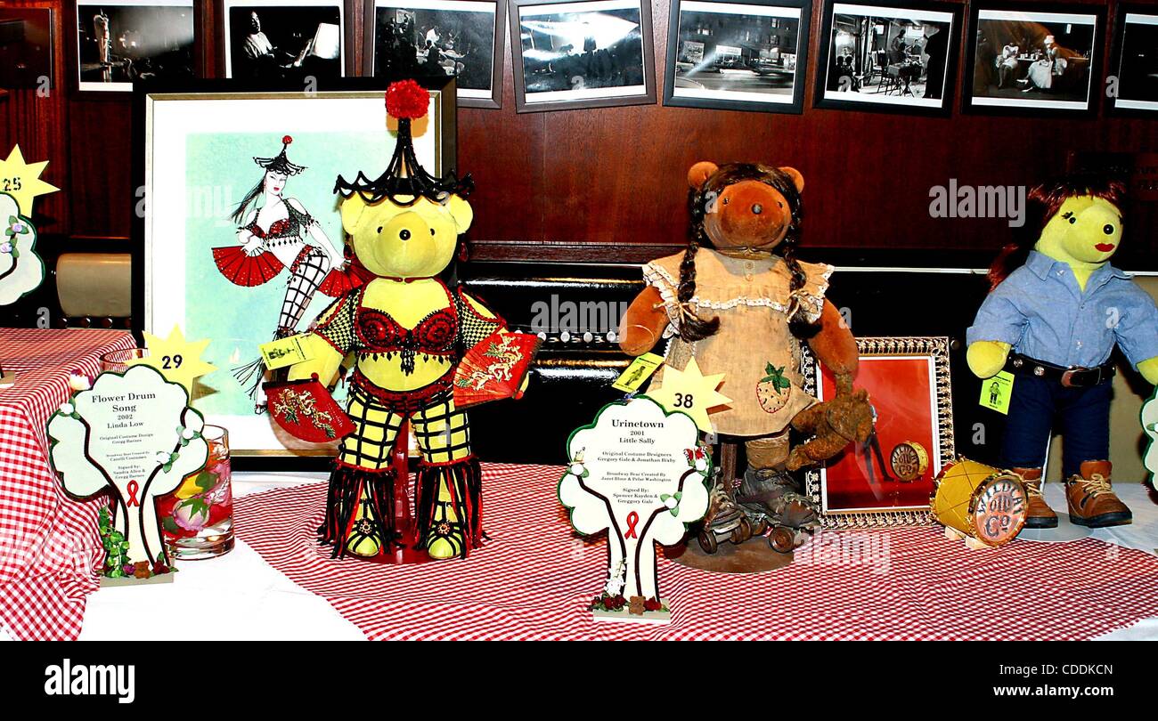 Jan. 1, 2011 - New York, New York, U.S. - K29733RM.THE ''BROADWAY BEARS ...