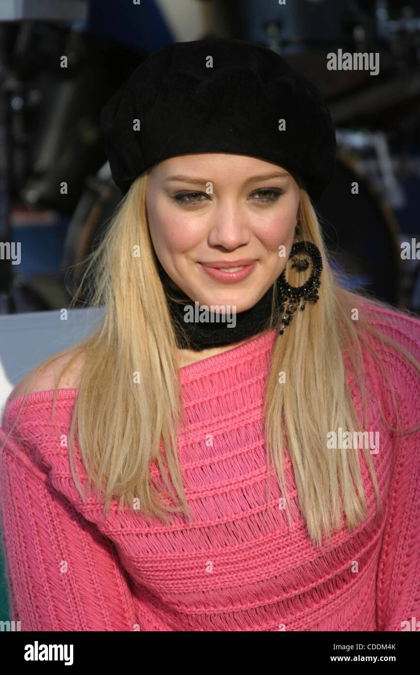 Macy's thanksgiving day parade 2003 hi-res stock photography and images ...
