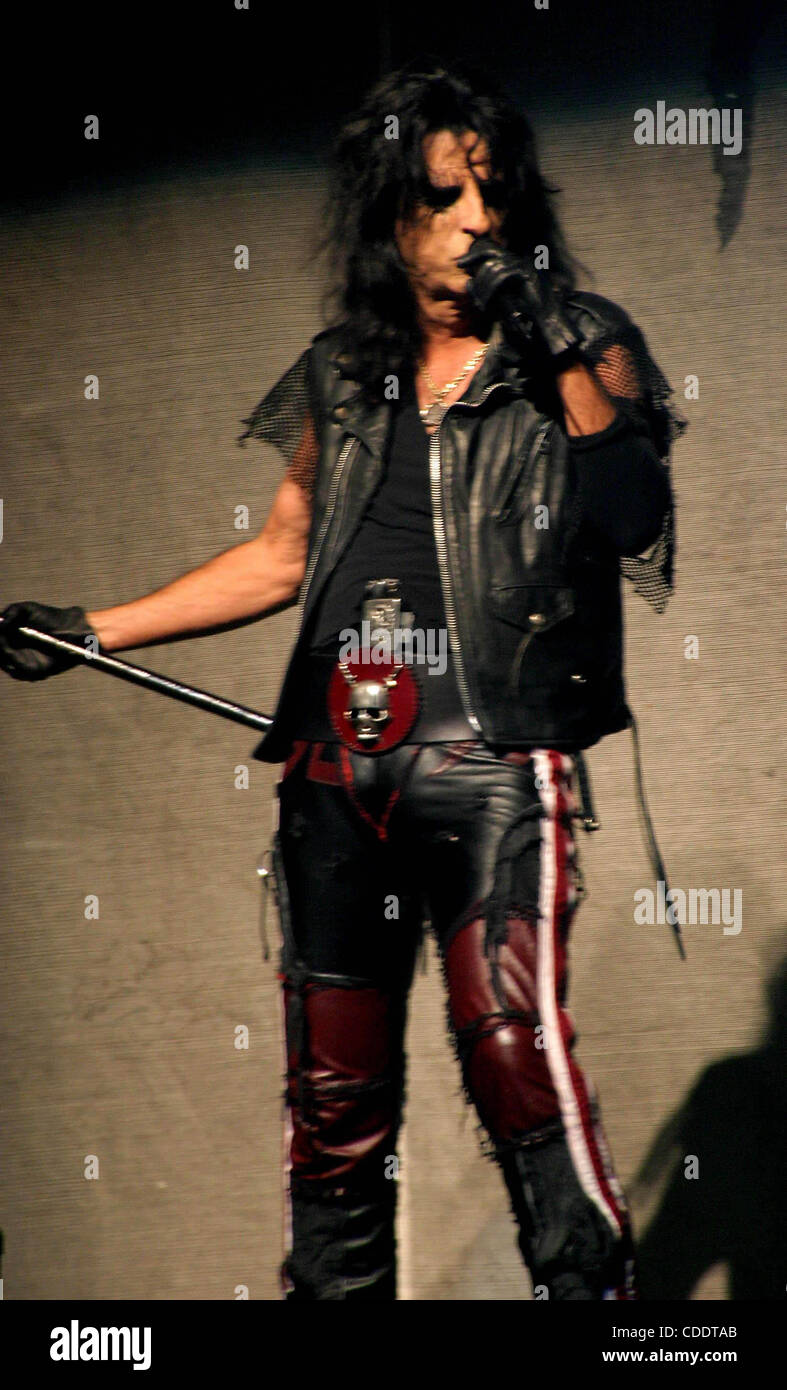 Jan. 1, 2011 - New York, New York, U.S. - K33746RM.ALICE COOPER CONCERT ...