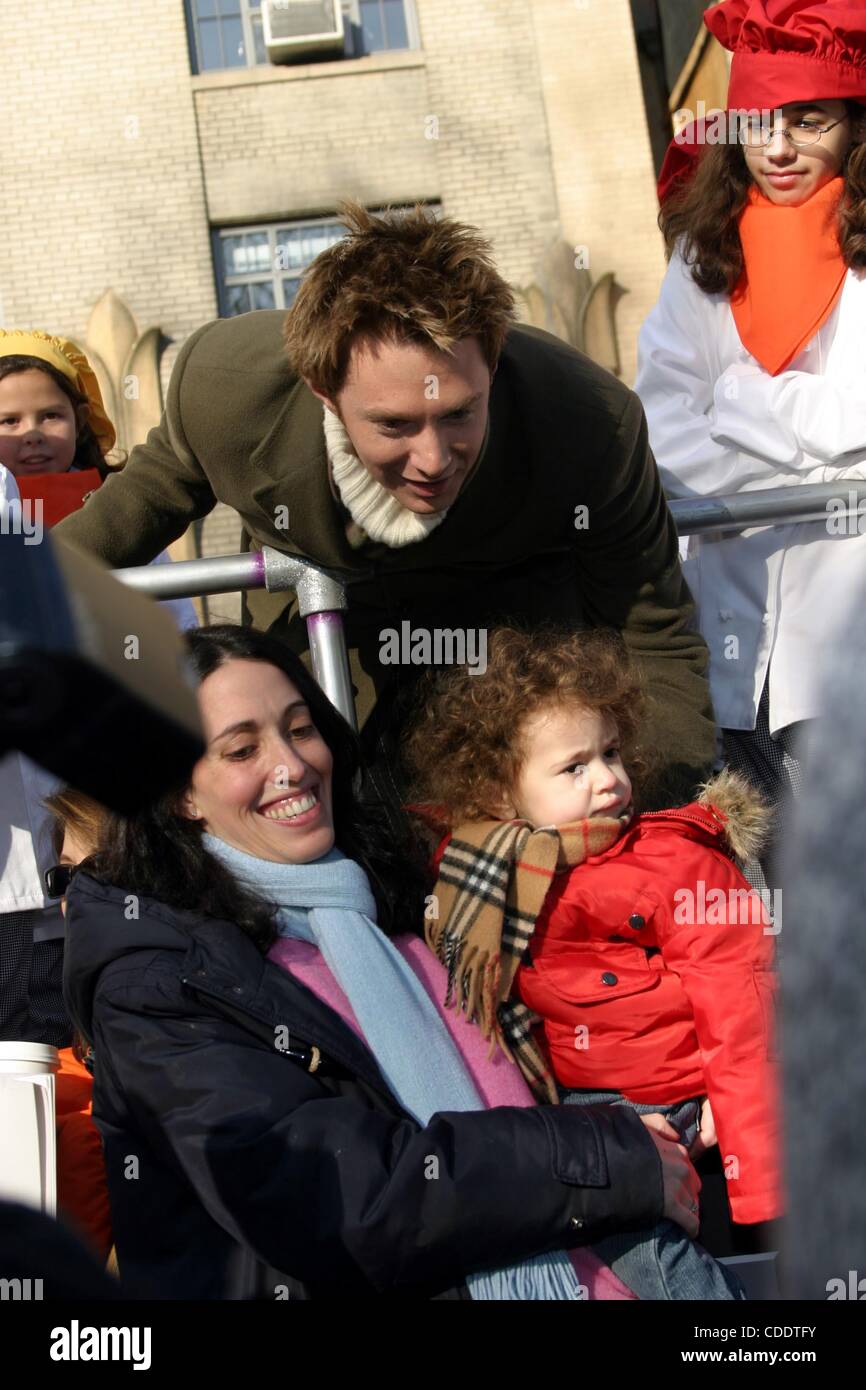 Macy's thanksgiving day parade 2003 hi-res stock photography and images ...