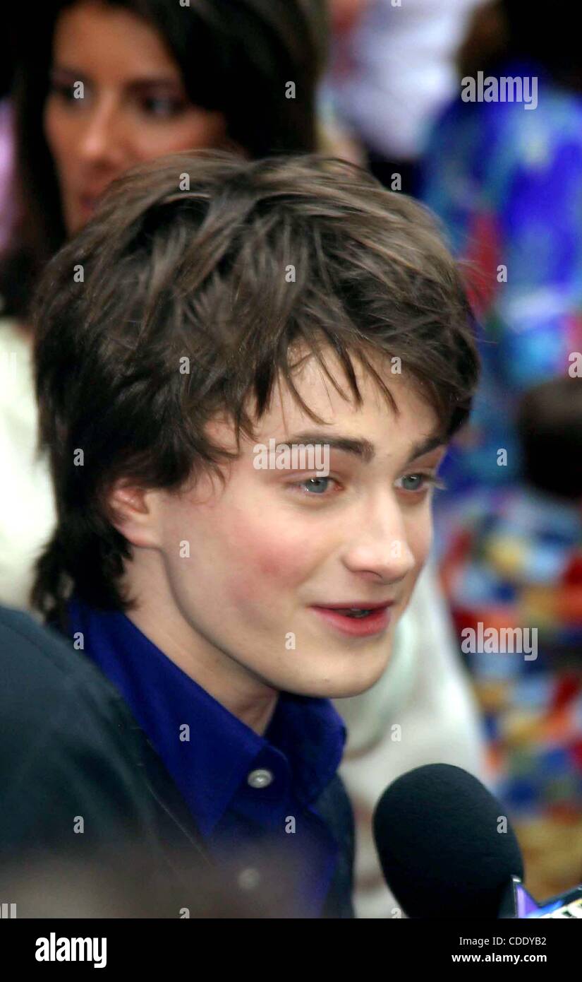 Harry potter daniel radcliffe 2004 hi-res stock photography and images ...