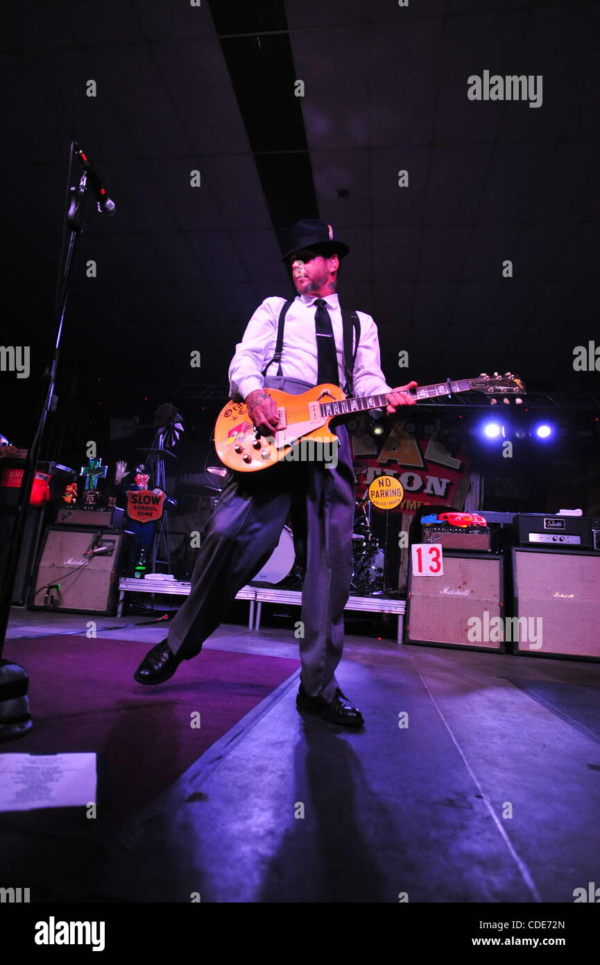 Jonny wickersham of social distortion hi-res stock photography and ...
