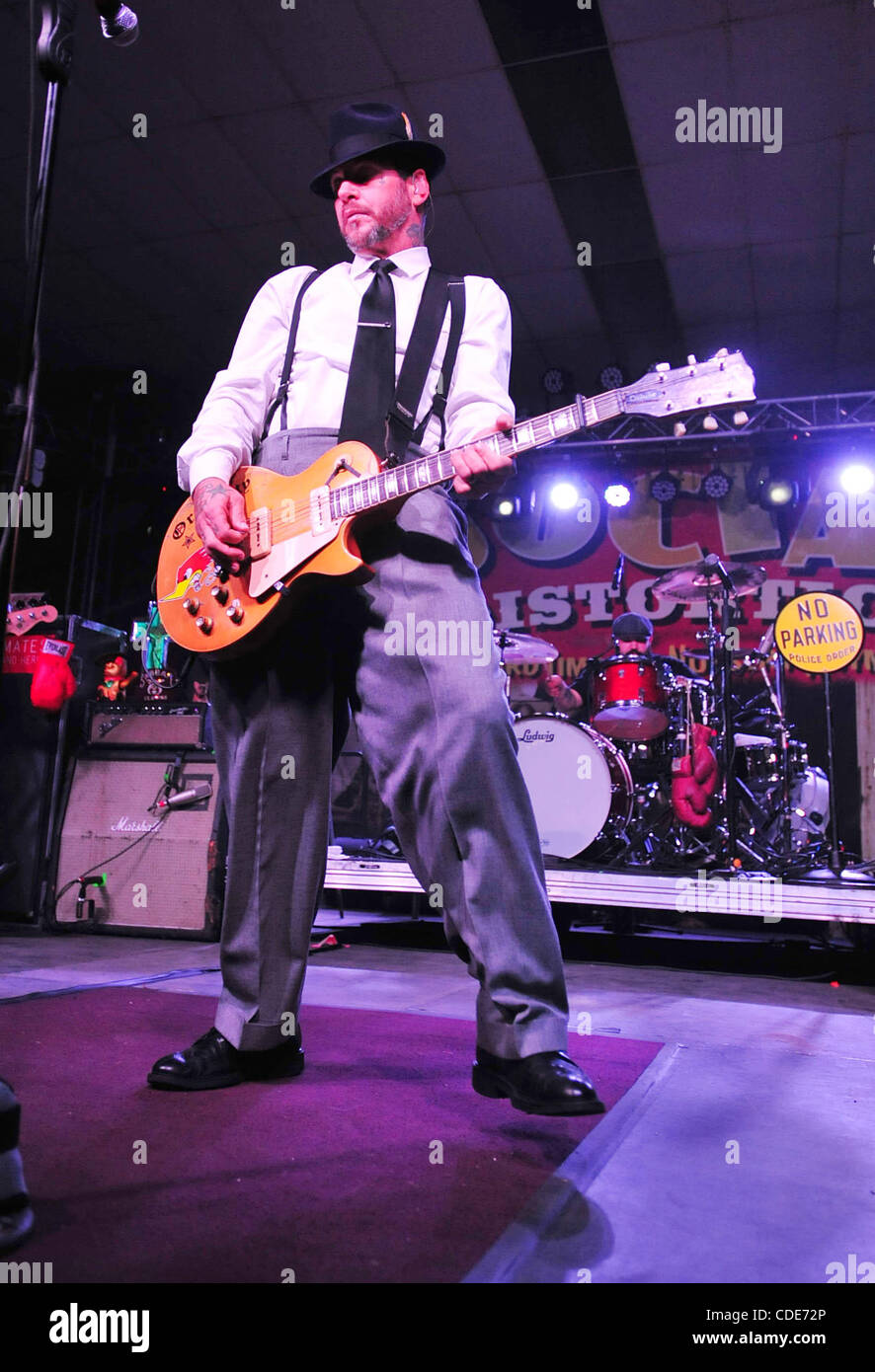Jonny wickersham of social distortion hi-res stock photography and ...