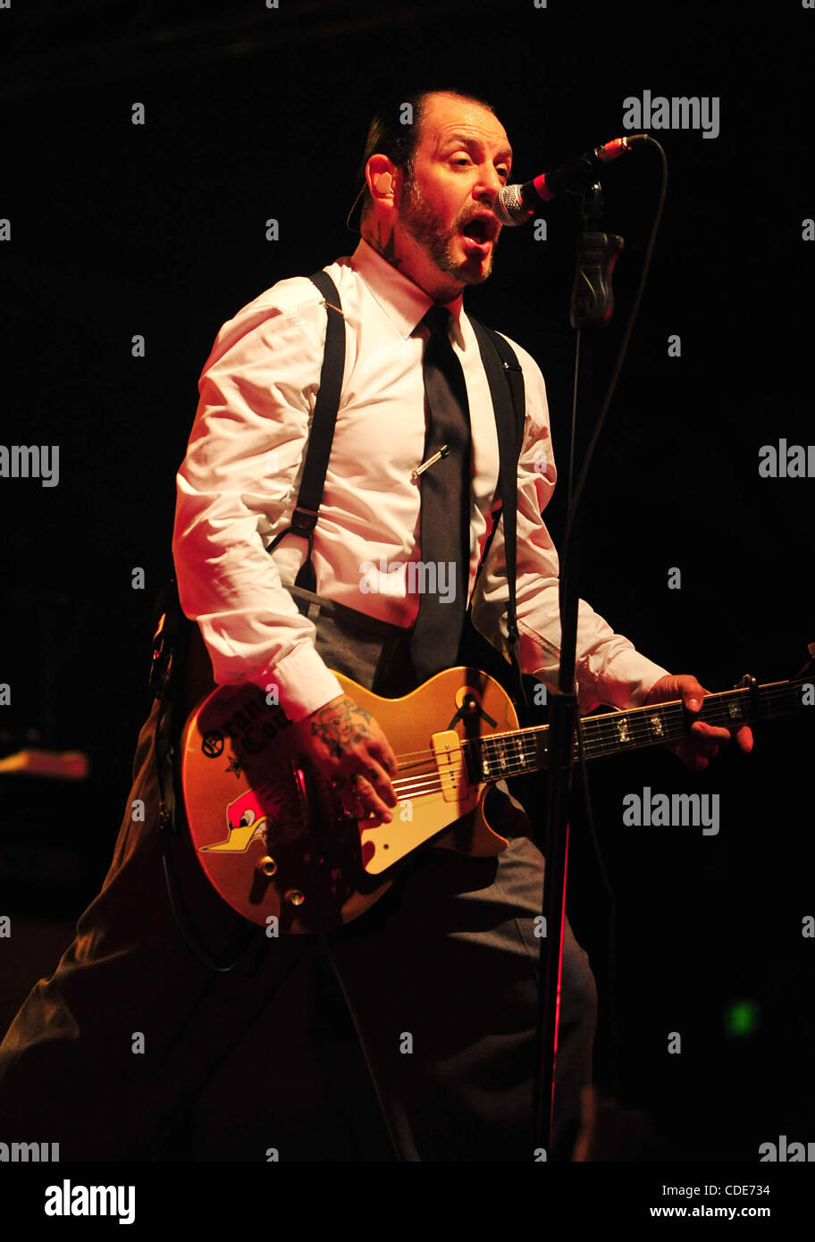 Jonny wickersham of social distortion hi-res stock photography and ...