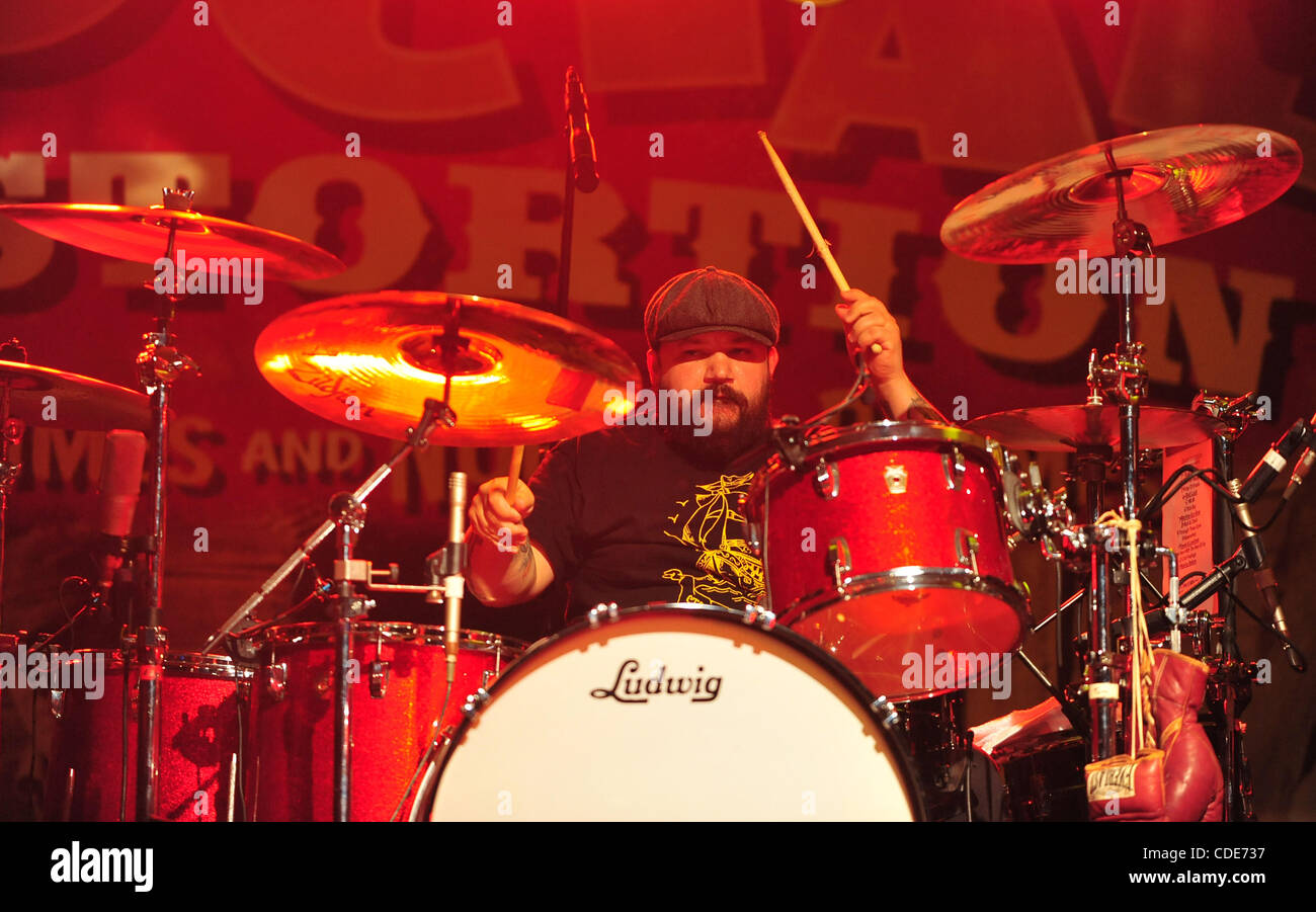 Jonny wickersham of social distortion hi-res stock photography and ...