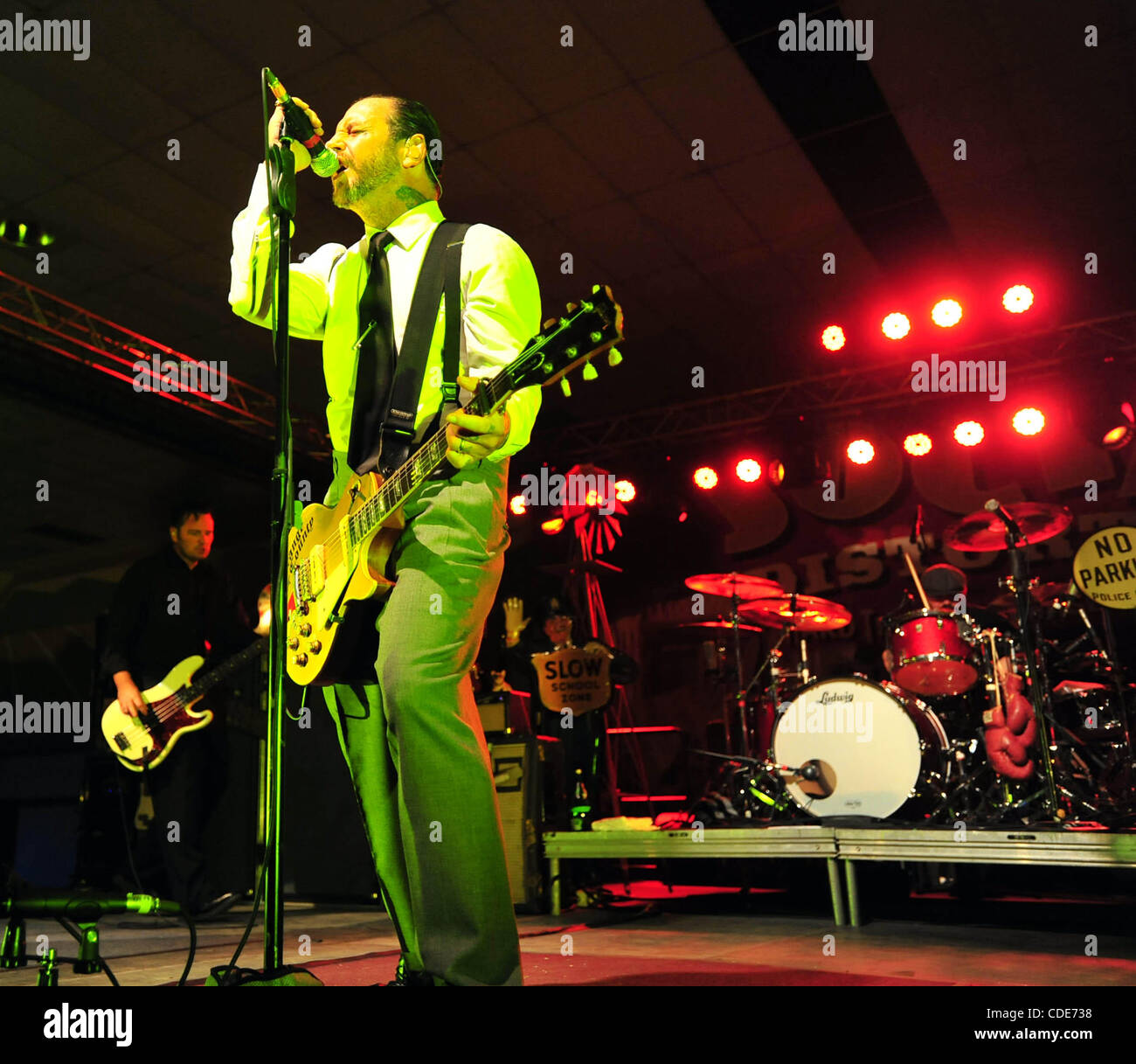 Jonny wickersham of social distortion hi-res stock photography and ...