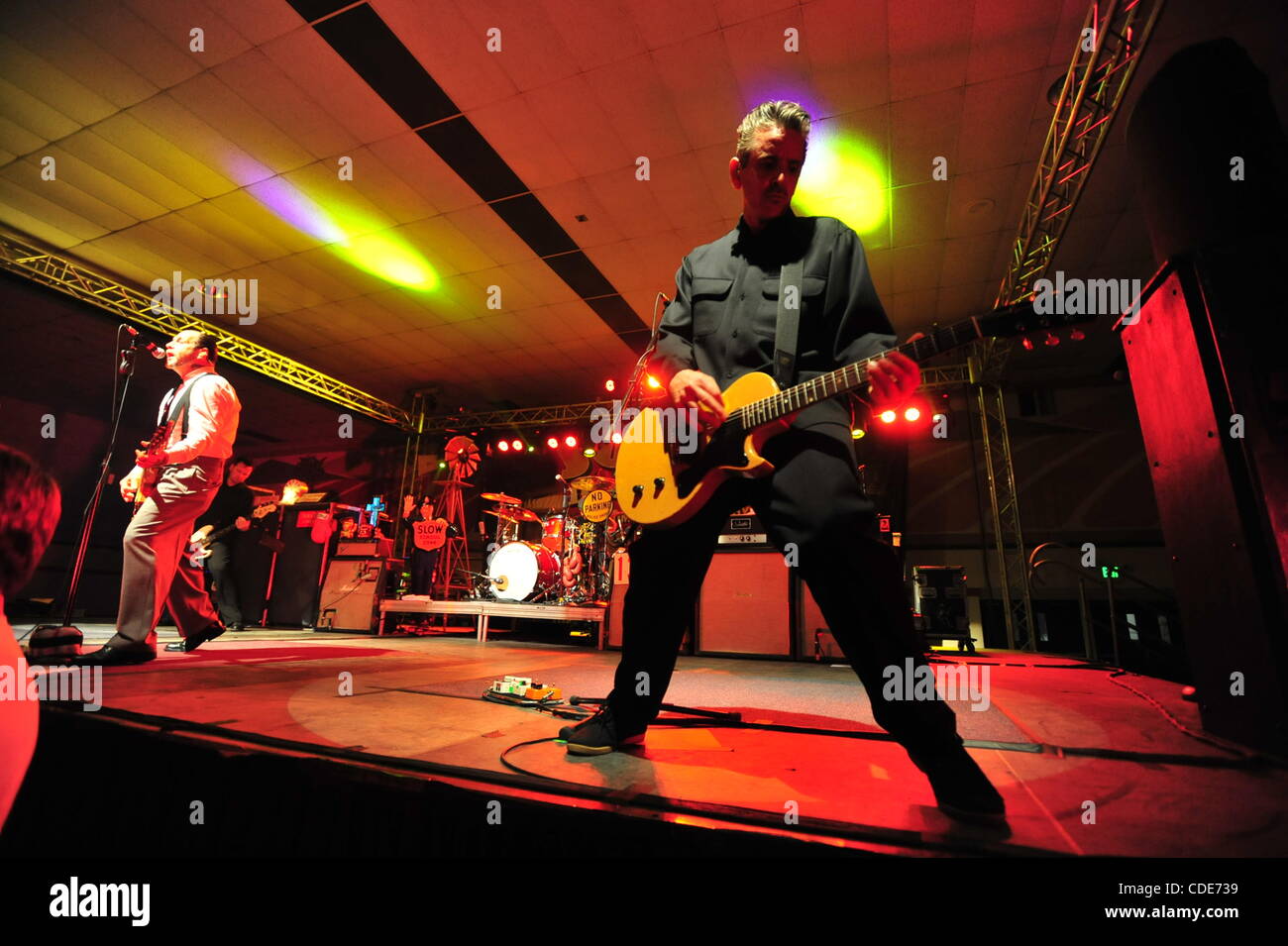 Jonny wickersham of social distortion hi-res stock photography and ...