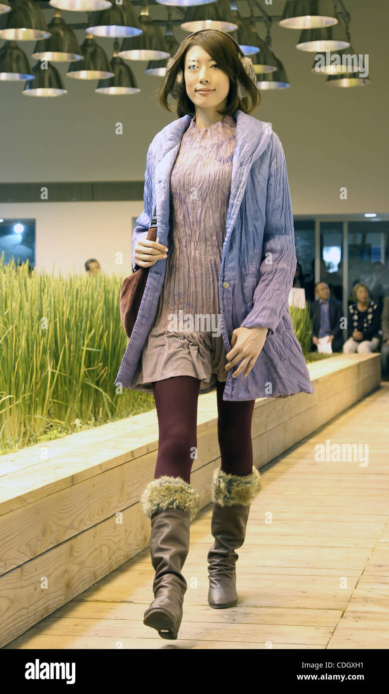 Jan. 22, 2011 - Tokyo, Japan - Model displays the creation designed by ...