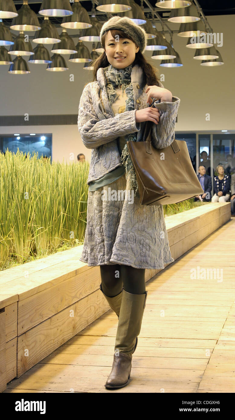 Jan. 22, 2011 - Tokyo, Japan - Model displays the creation designed by ...