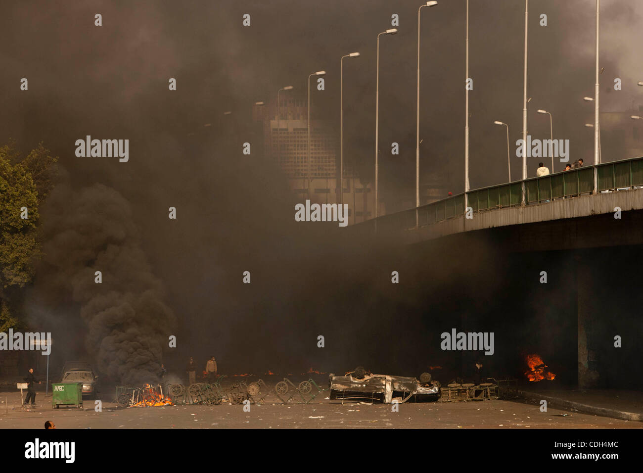 Jan 28, 2011 - Cairo, Egypt - Dark smoke looms over the 6th October ...