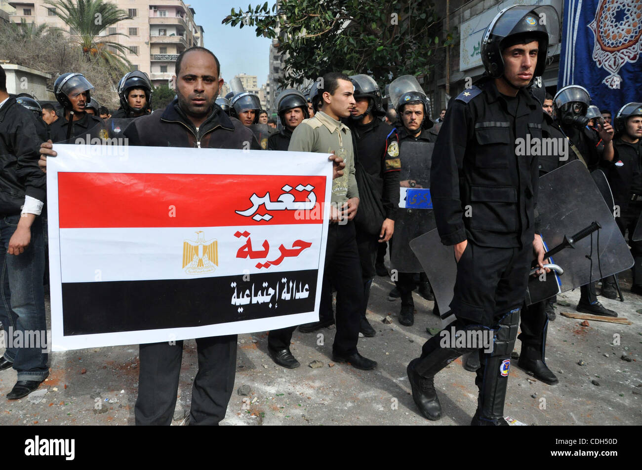 Egyptian protesters clash with anti-riot police during fresh ...