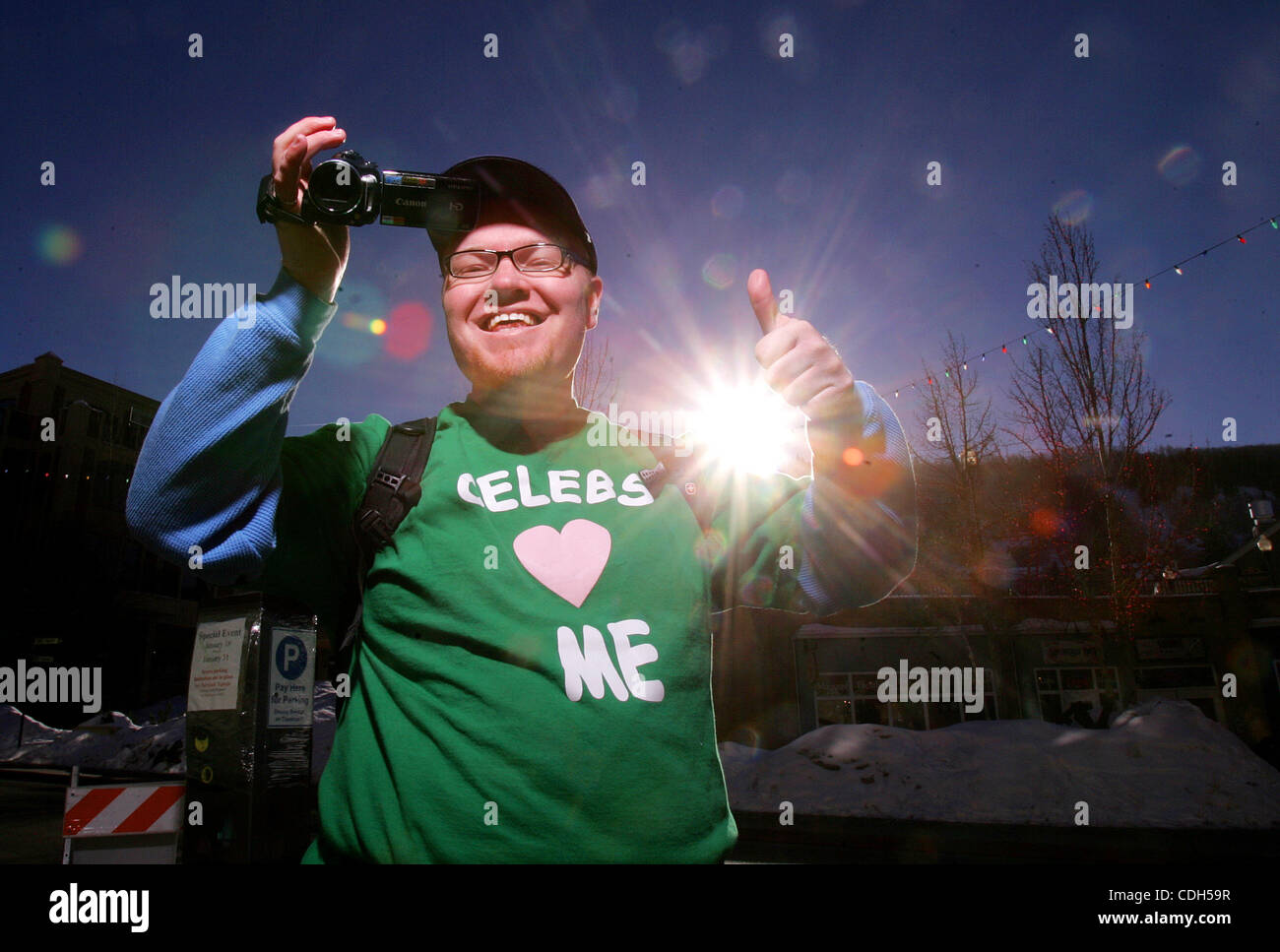 Celebrity thumbs up hi-res stock photography and images - Alamy