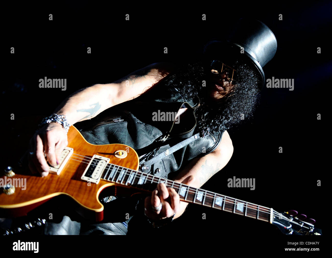 Slash guitarist hi-res stock photography and images - Alamy