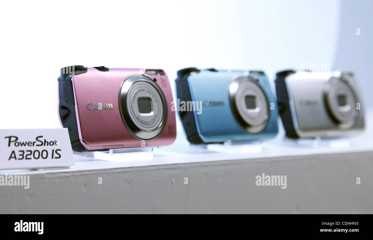 New cameras on display hi-res stock photography and images - Alamy