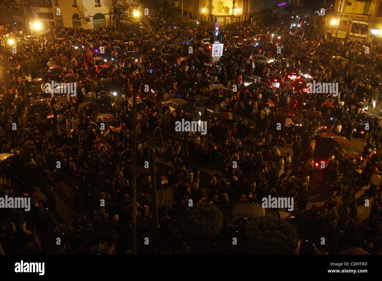 Feb 11, 2011 - Cairo, Egypt - Egyptians celebrate the news of the ...