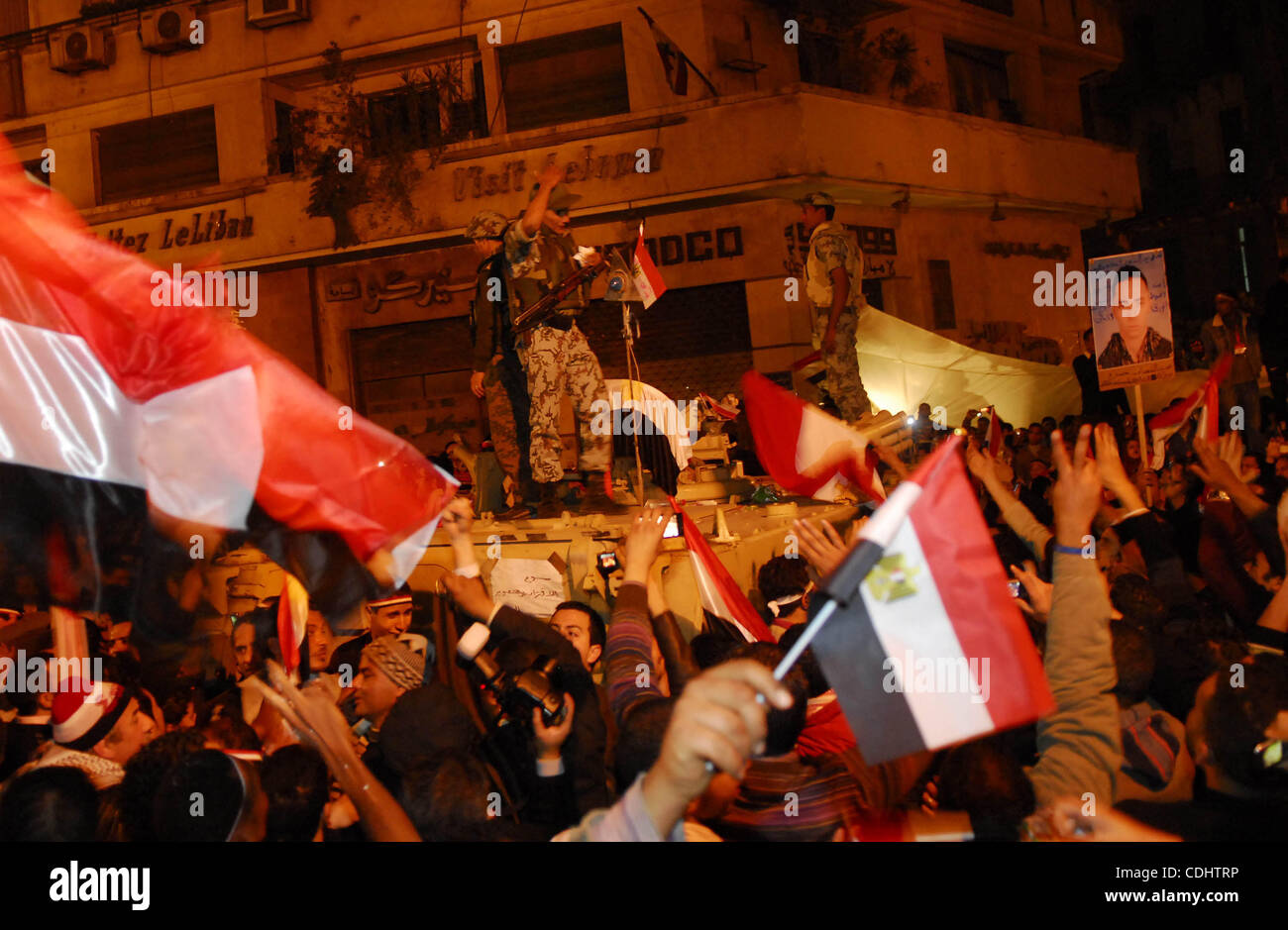 Feb 11, 2011 - Cairo, Egypt - Egyptians celebrate the news of the ...