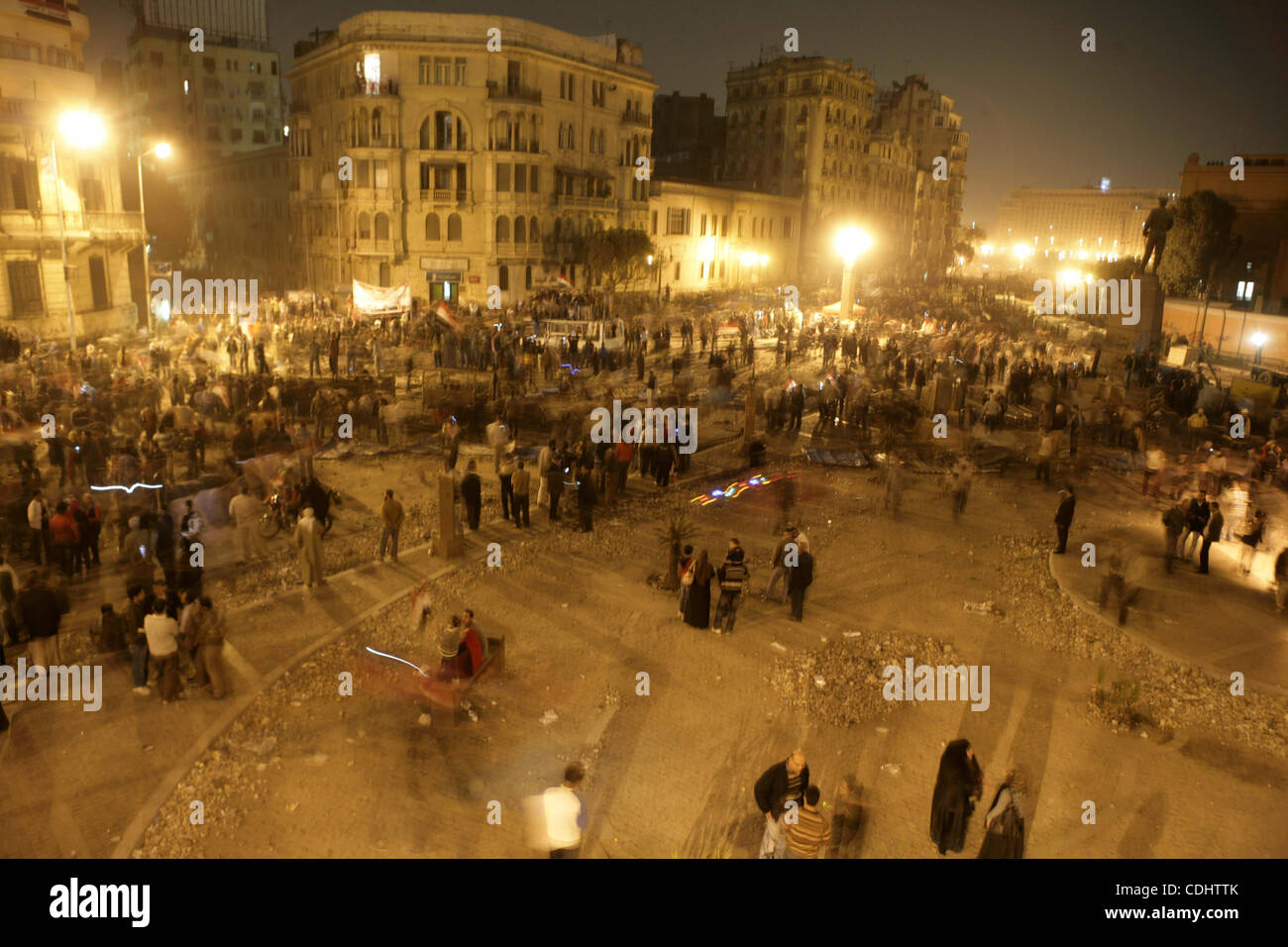 Feb 11, 2011 - Cairo, Egypt - Egyptians celebrate the news of the ...