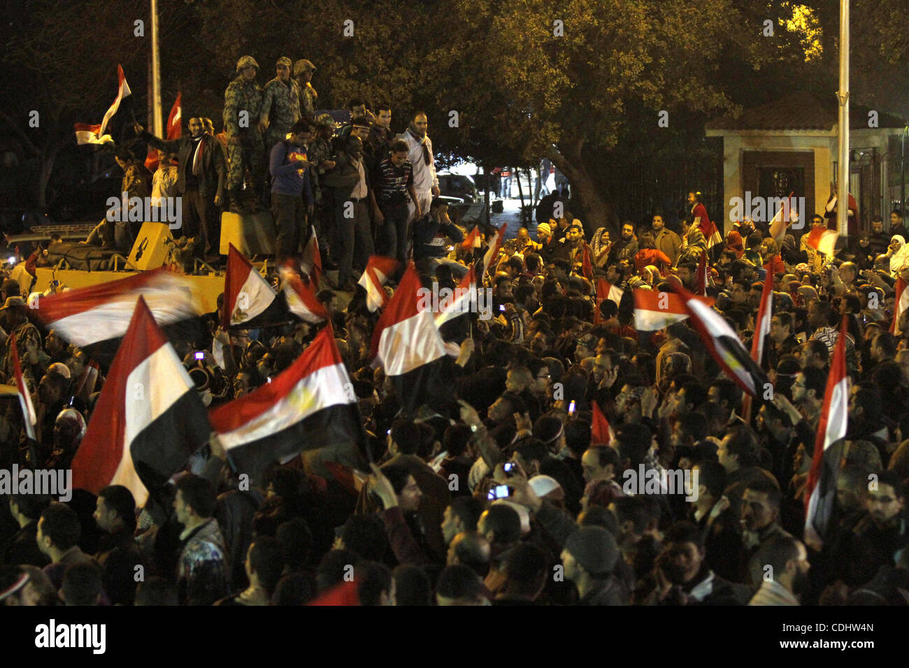 Feb 11, 2011 - Cairo, Egypt - Egyptians celebrate the news of the ...