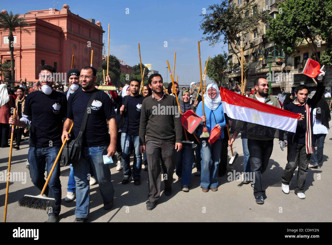Egyptians clean up garbage rocks hi-res stock photography and images ...