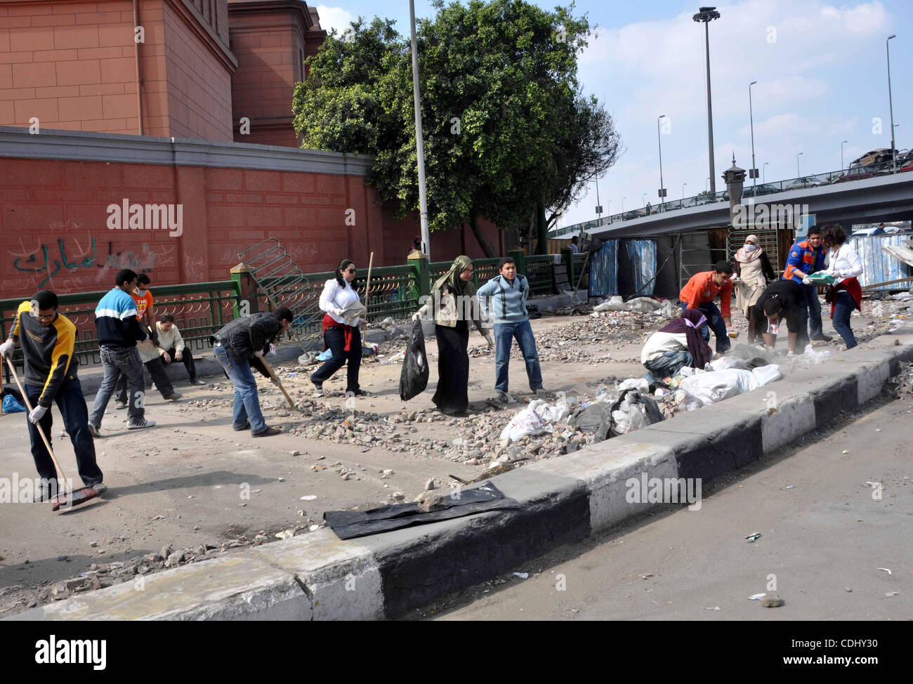 Egyptians clean up garbage rocks hi-res stock photography and images ...