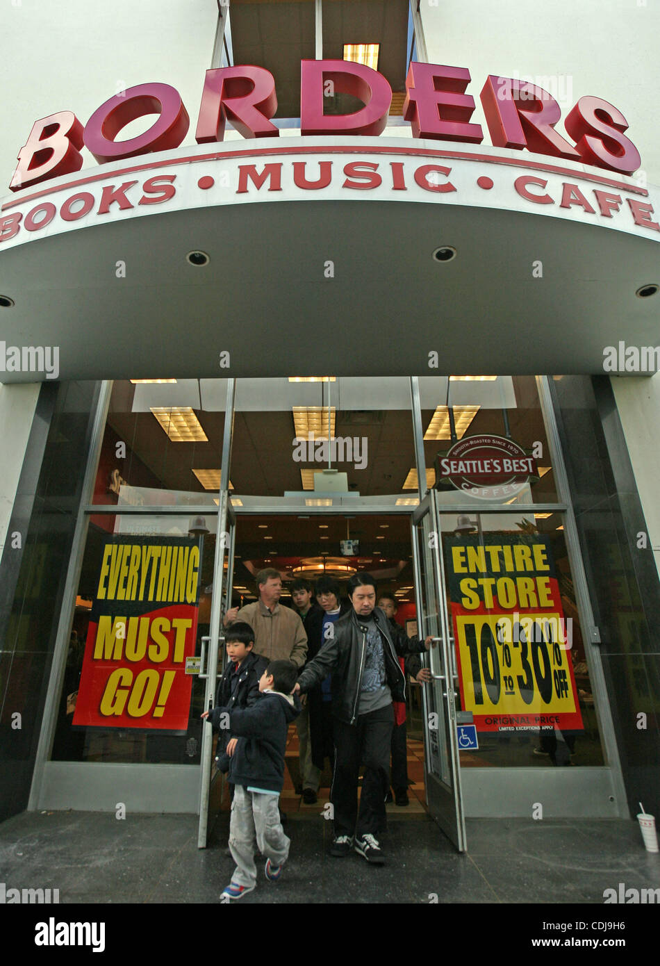 Borders bookstore closing sign on hi-res stock photography and images ...