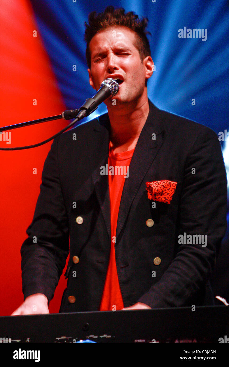 Feb 21, 2011 - New York, New York, U.S. - Singer MATT WHITE performing ...