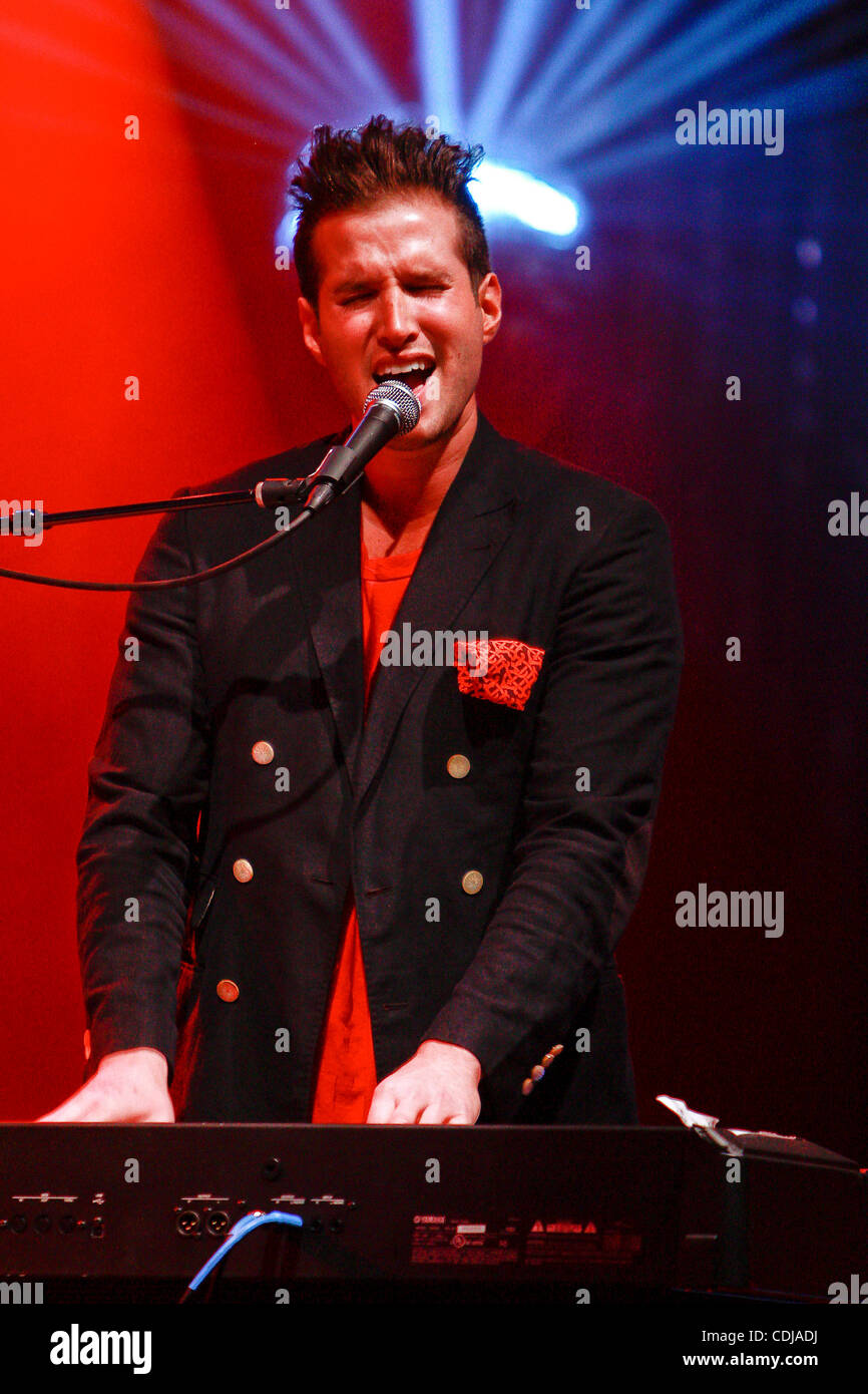 Feb 21, 2011 - New York, New York, U.S. - Singer MATT WHITE performing ...