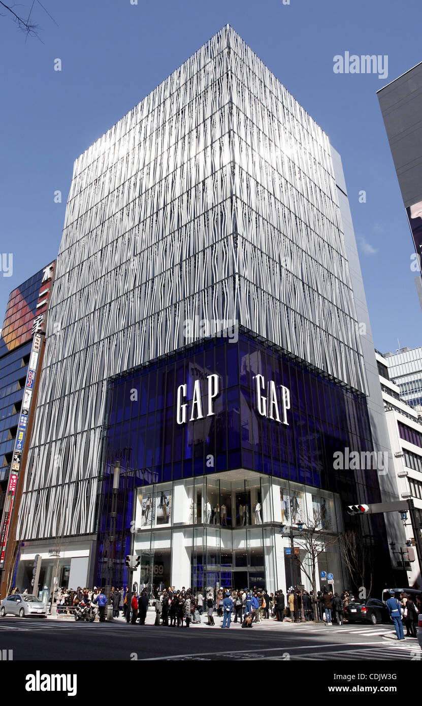Gap flagship ginza hi-res stock photography and images - Alamy