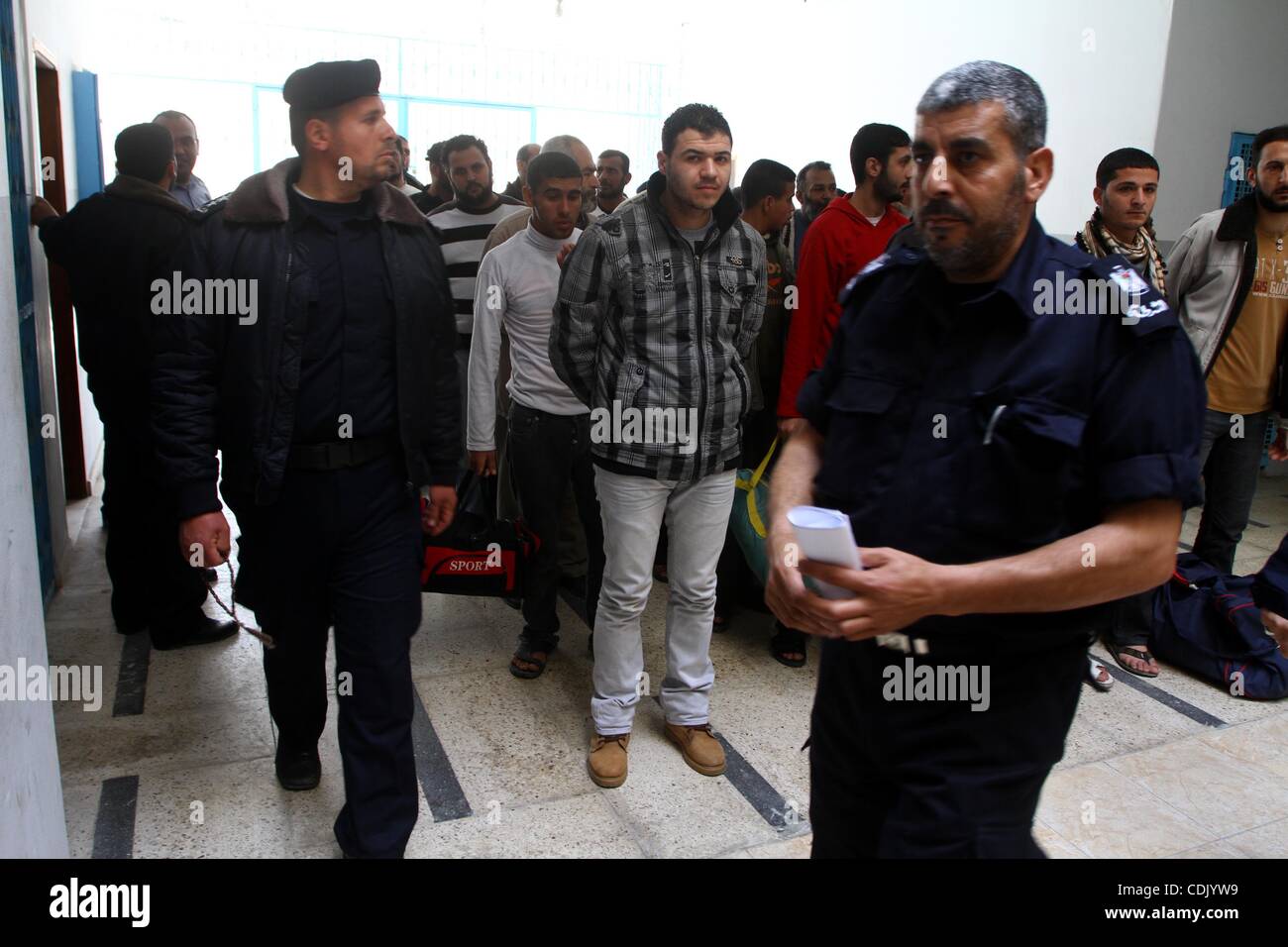 Palestinian prisoners are released from Hamas-run jail in Gaza City ...