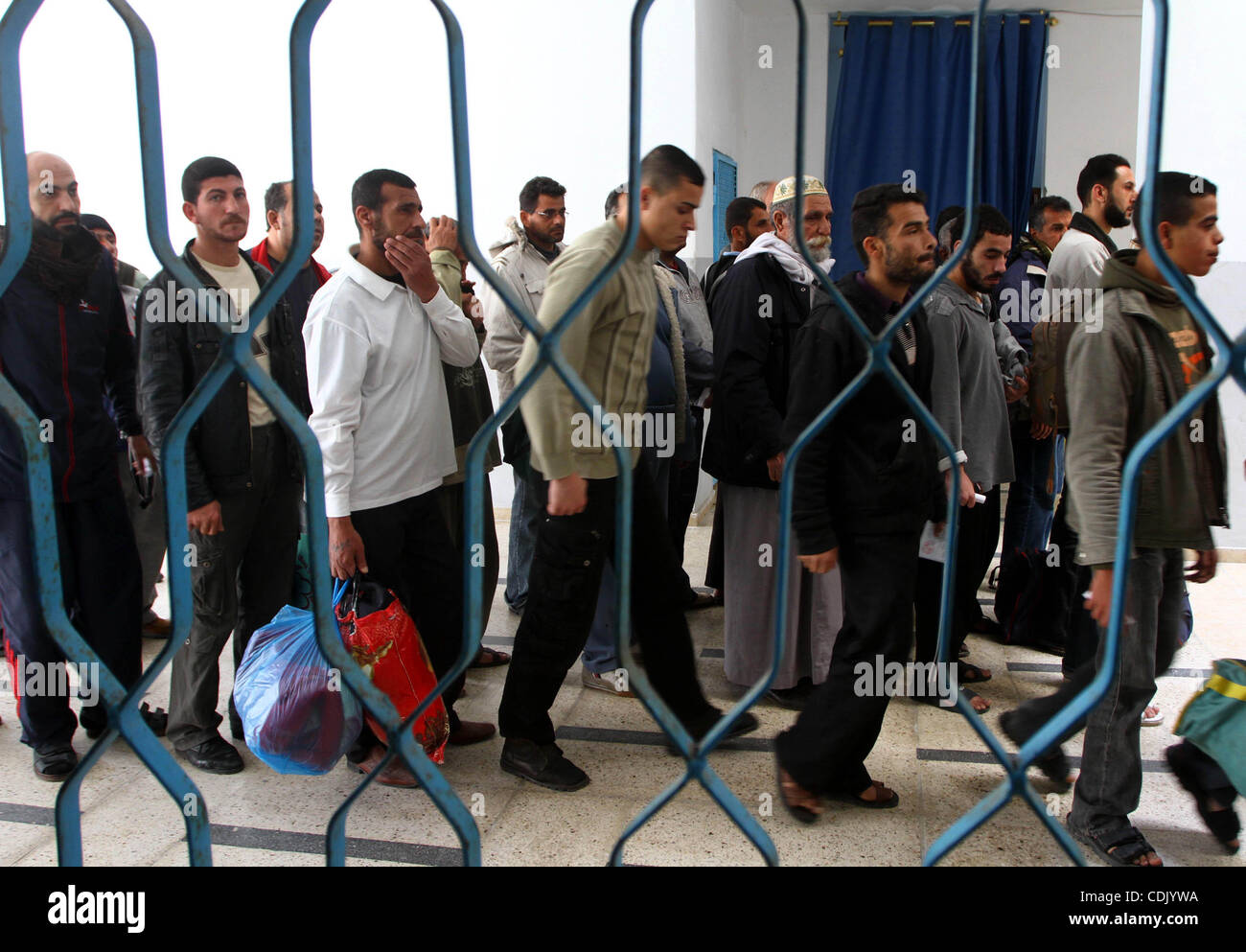 Palestinian prisoners are released from Hamas-run jail in Gaza City ...