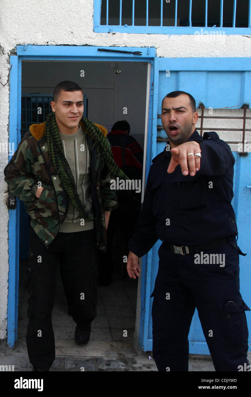 Palestinian prisoners are released from Hamas-run jail in Gaza City ...