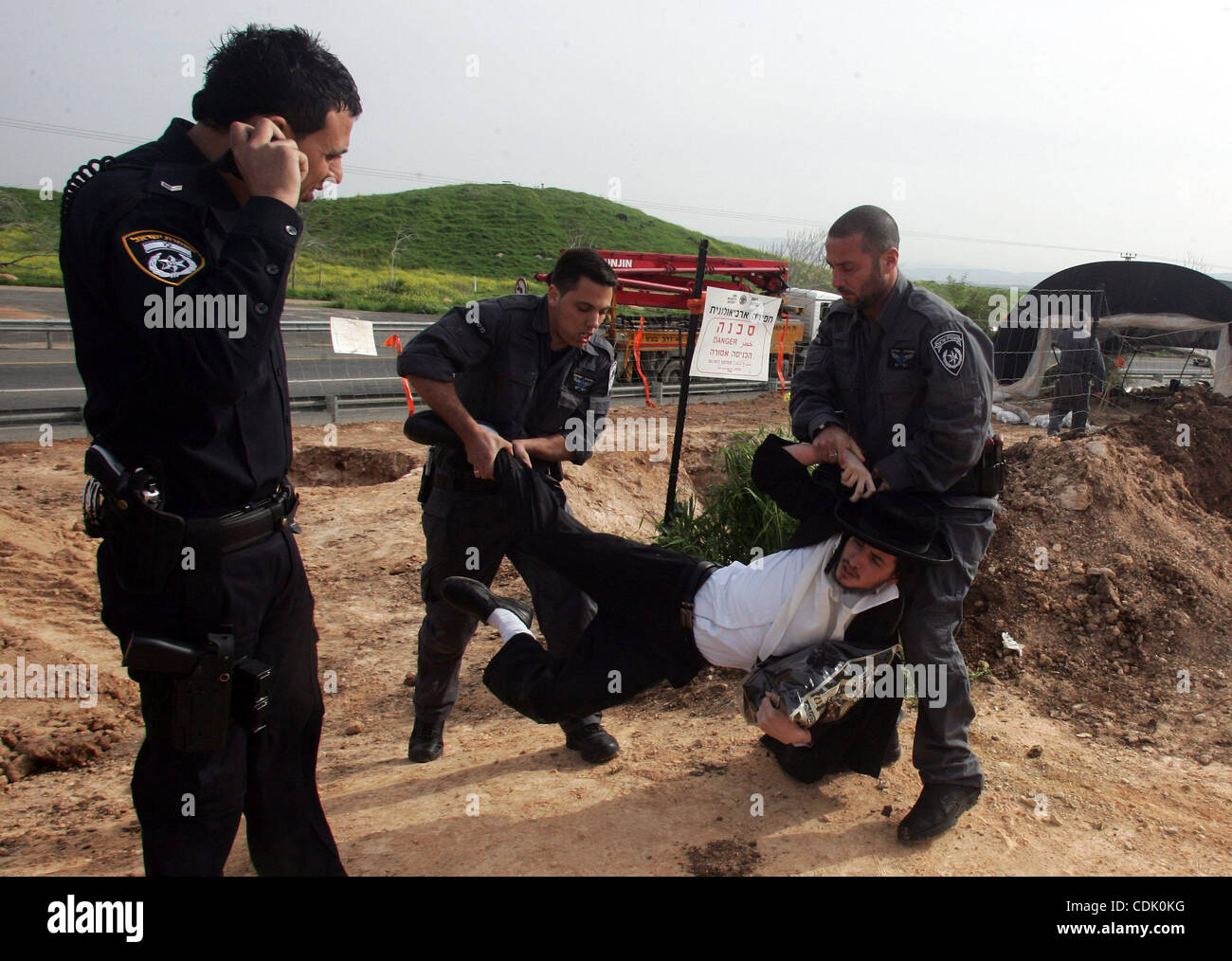 Israeli policeman hi-res stock photography and images - Alamy
