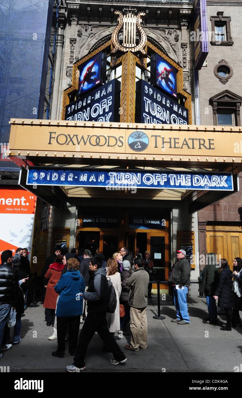 Theater goers hi-res stock photography and images - Alamy