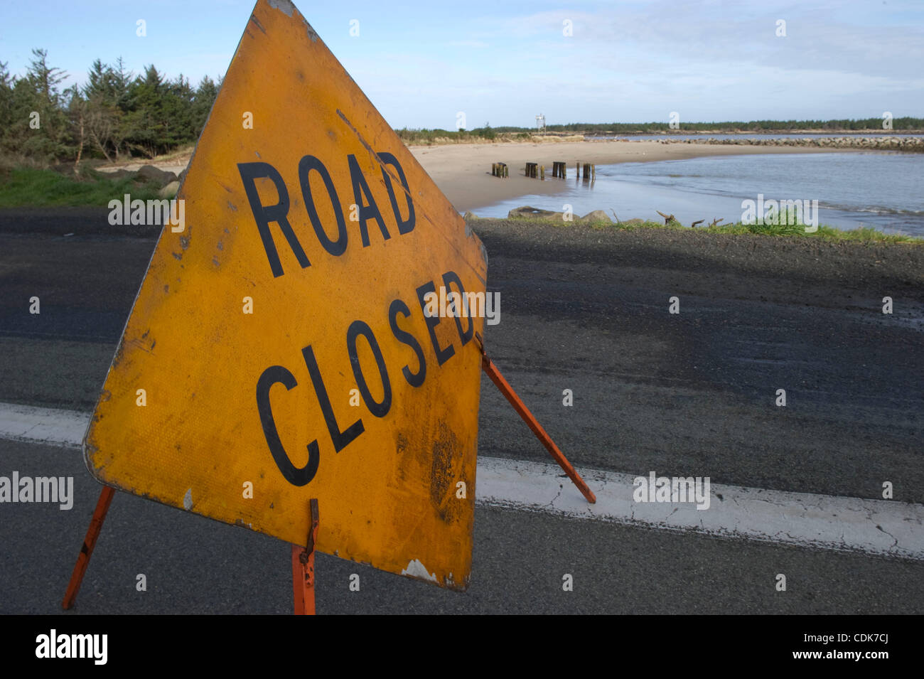 Mar. 11, 2011 - Wichester Bay, Oregon, U.S - Tsunami warning signs are ...