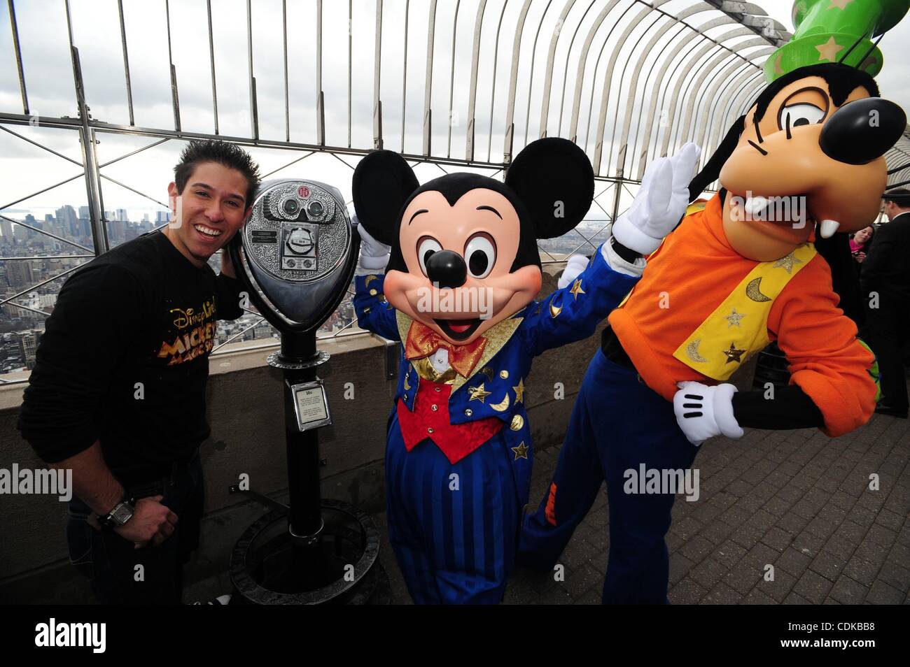 Mickey mouse and goofy hi-res stock photography and images - Alamy