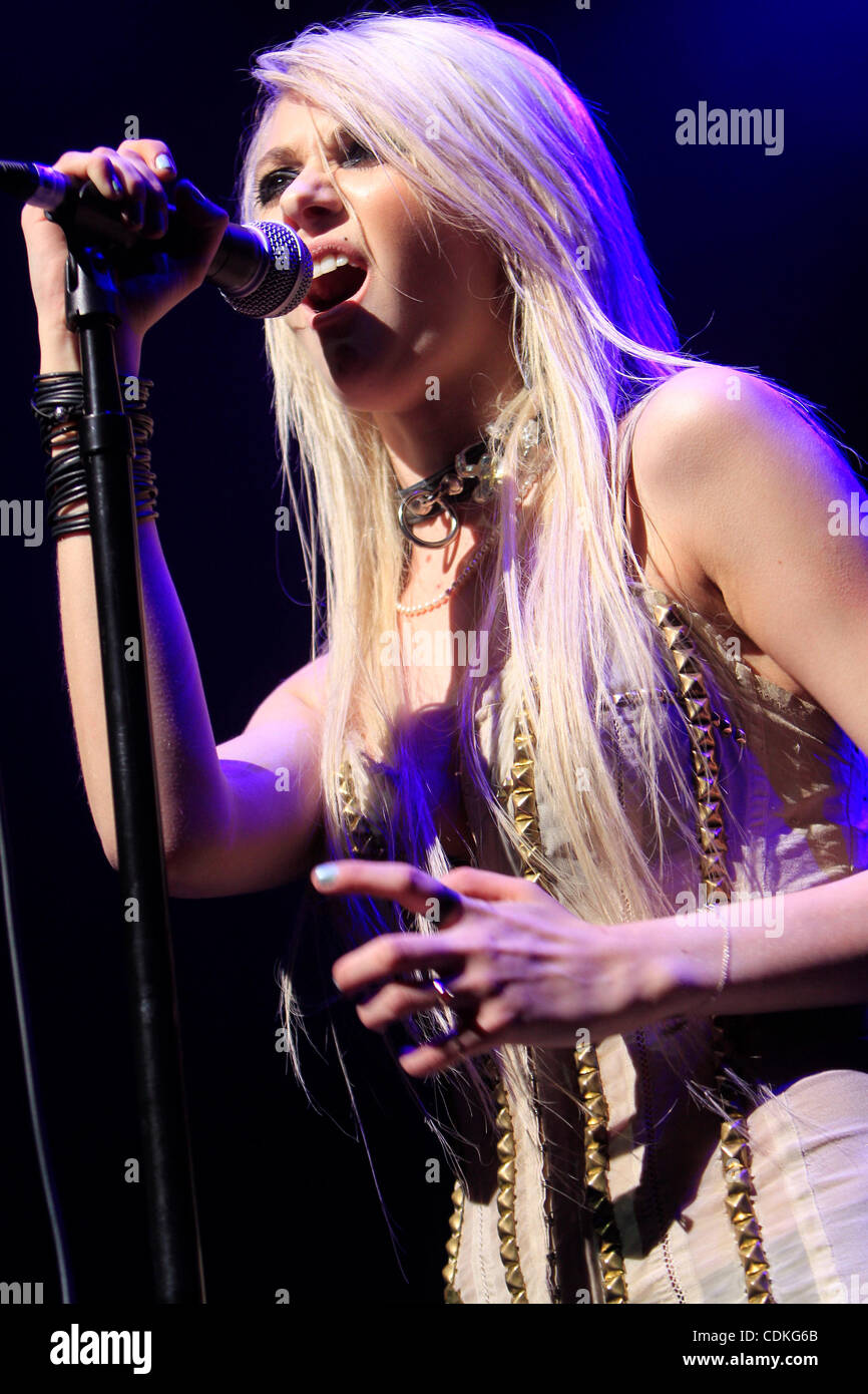 Mar 19, 2011 - Austin, TX, USA - Singer TAYLOR MOMSEN of 'The Pretty ...