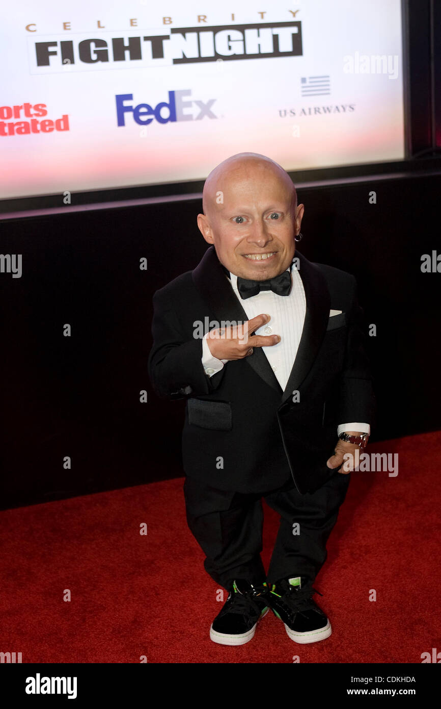 Mar. 19, 2011 - Phoenix, Arizona, U.S - Verne Troyer walks the red ...
